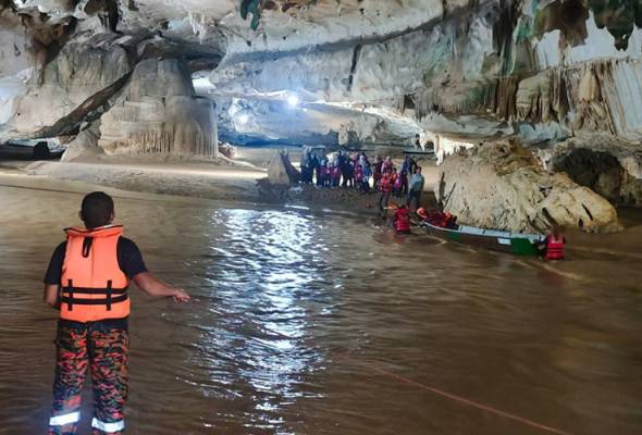 Paras air meningkat, 40 mangsa terperangkap dalam gua berjaya ...