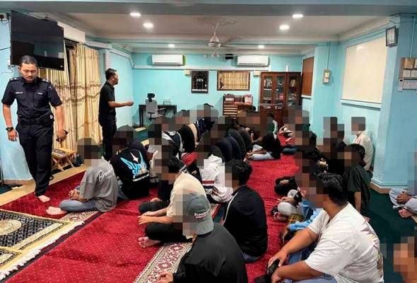 Polis tahan 152 mat rempit, bawa solat Subuh berjemaah, tazkirah | Awani