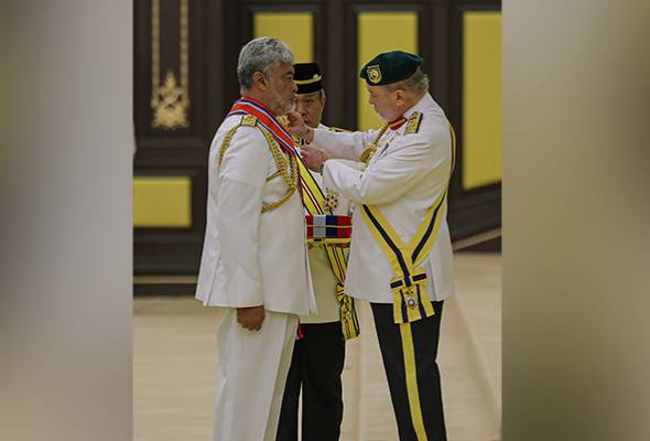Agong berkenan kurnia 100 pingat pada istiadat DKAT 2024 | Awani