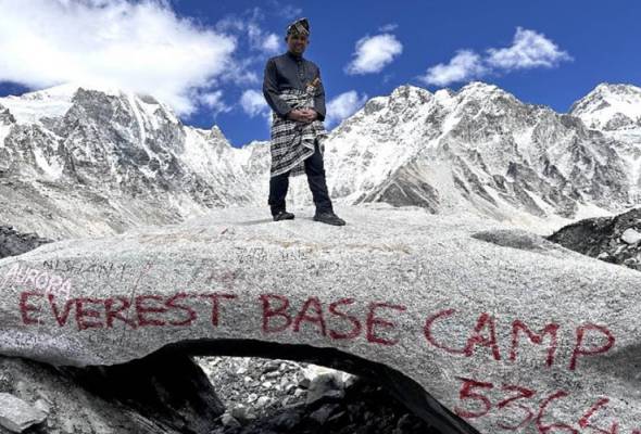 Che Adam peragakan tenun Pahang diraja di kem induk Everest | Awani