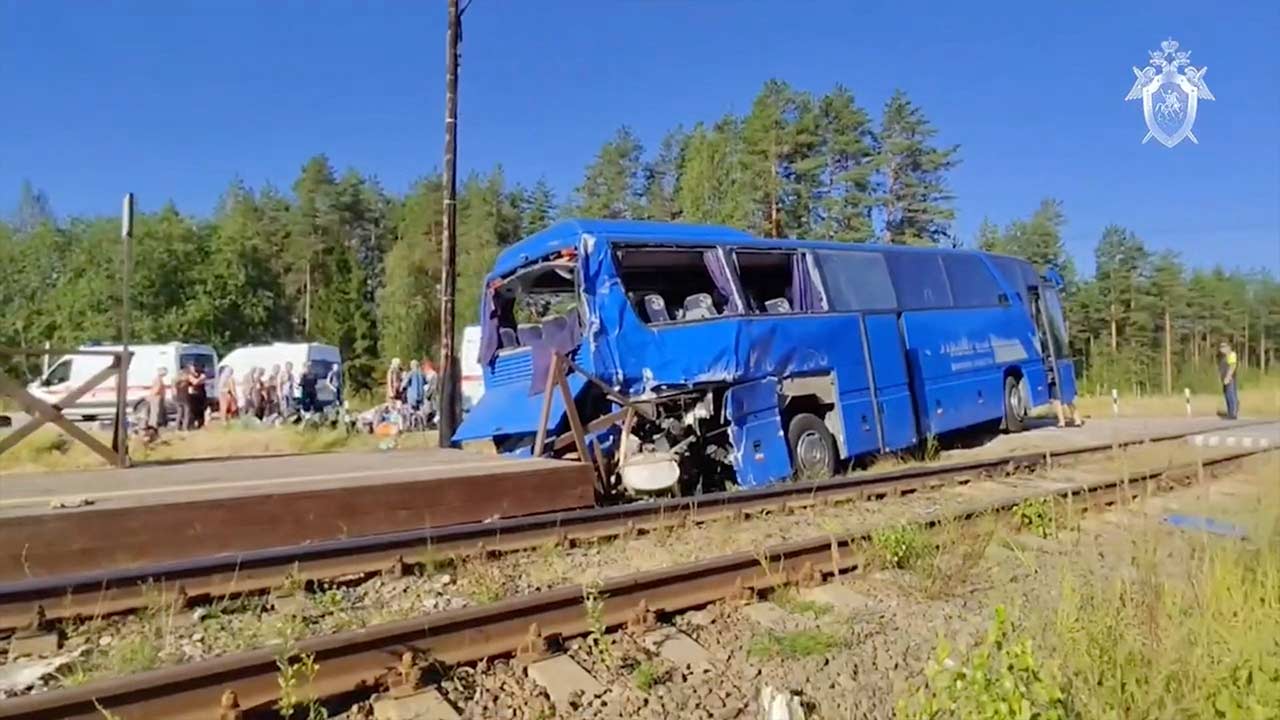 Seorang maut, 11 cedera nahas tren rempuh bas pelancong di Rusia | Awani