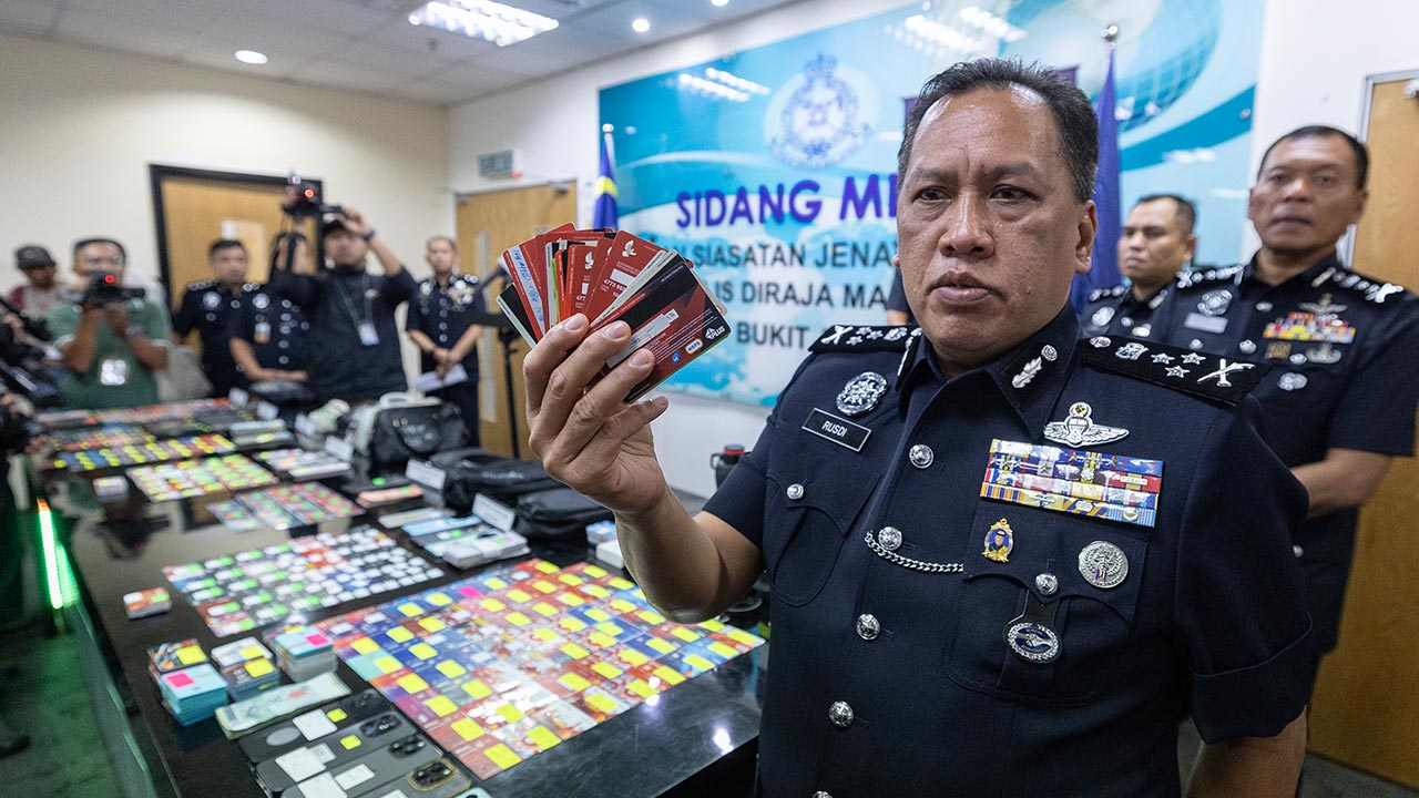 Operasi Khas Kad ATM: PDRM tahan 71 individu, rampas RM392,000 | Awani