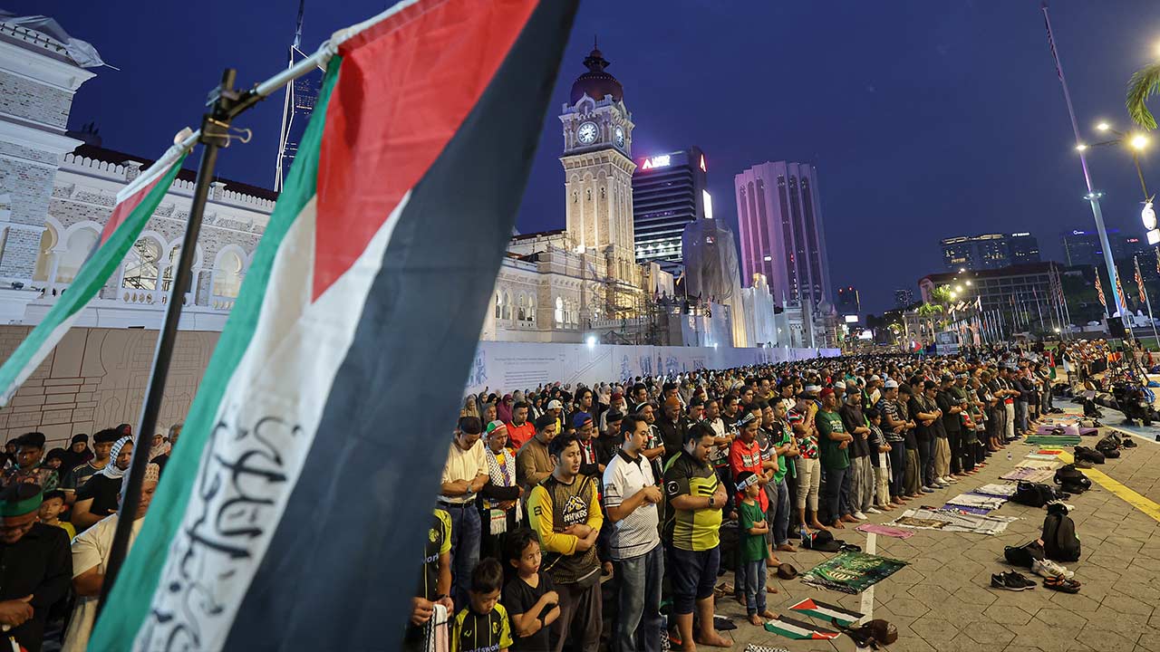 Masyarakat bersolidariti untuk rakyat Palestin di Dataran Merdeka | Awani