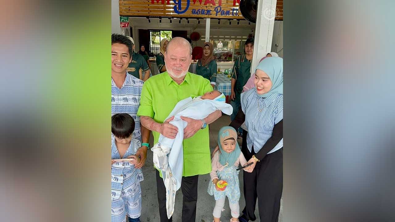 Agong berkenan beramah mesra dengan pengunjung di R&R Dusun Panti | Awani