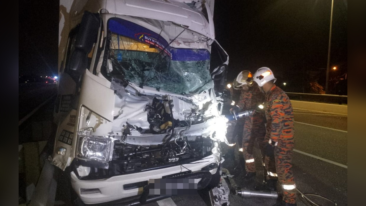 Kelindan maut lori dinaiki langgar pembahagi jalan | Awani