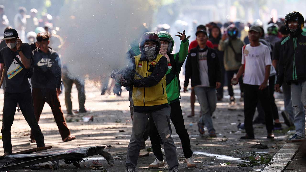 Rusuhan Indonesia: Protes bertukar ganas, bangunan depan markas komando ...