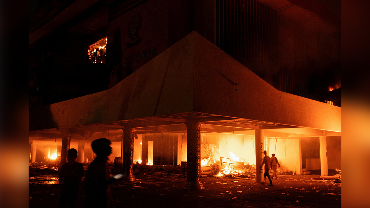 Rusuhan Indonesia: Tiga terbunuh dalam kebakaran di Makassar | Awani