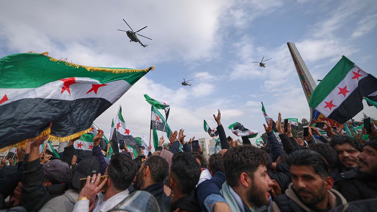 Syria raikan setahun kejatuhan Bashar al-Assad dengan kibaran bendera ...