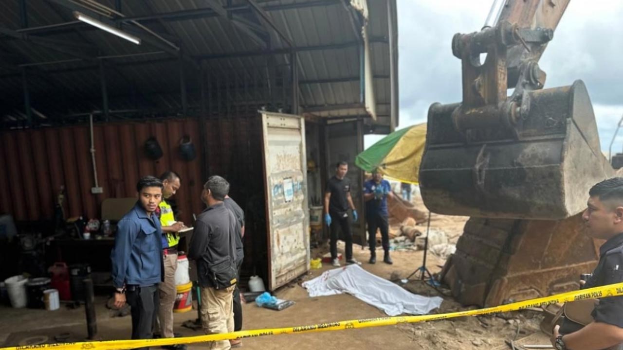 Jurukimpal maut dihempap bakul besi jentera pengorek | Awani