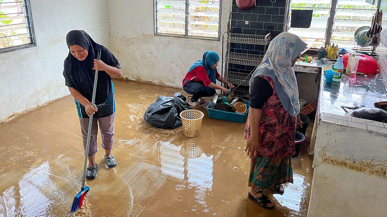 Selut tebal sukarkan mangsa banjir bersihkan rumah | Awani