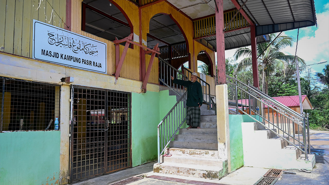 Kerap dilanda banjir, penduduk Kampung Pasir Raja rayu pembinaan masjid ...