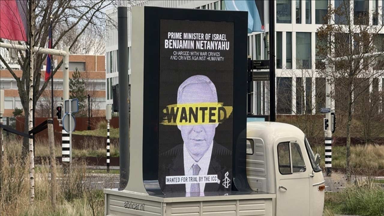 Poster ‘Dikehendaki’ Netanyahu ditampal di seluruh London | Awani