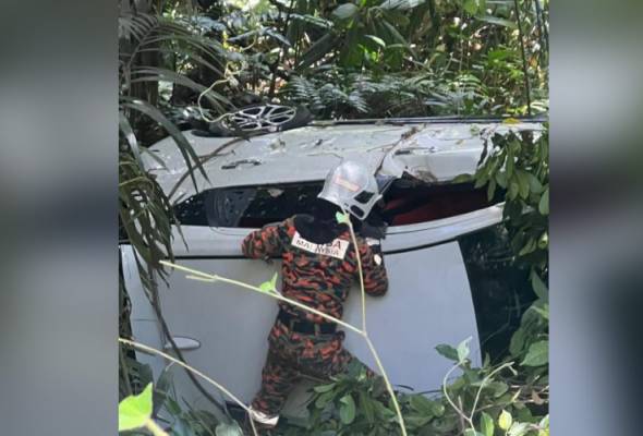 Dua rakan cedera kereta masuk gaung | Awani