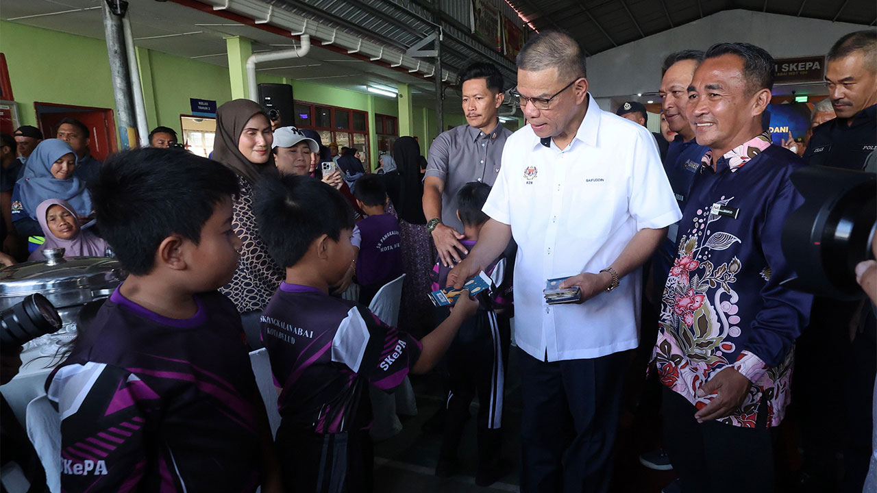 Peruntukan RM1 juta setiap 12 Kampung Angkat MADANI di bawah KDN | Awani