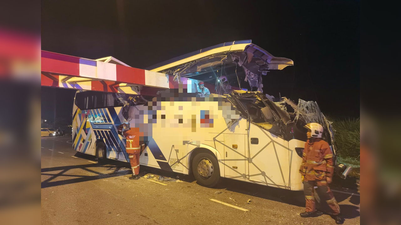 Gara-gara ikut aplikasi navigasi, bas langgar palang had ketinggian ...