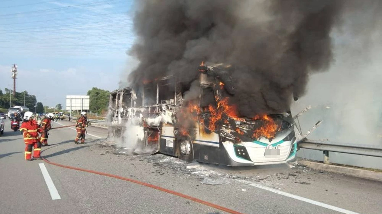 Bas persiaran bawa 12 penumpang terbakar di Lebuhraya MEX | Awani