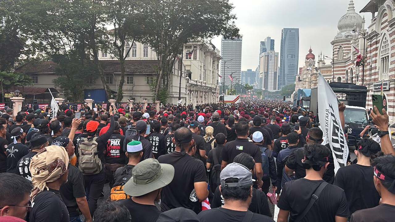 Himpunan Turun Anwar: Puluhan ribu peserta banjiri Dataran Merdeka | Awani
