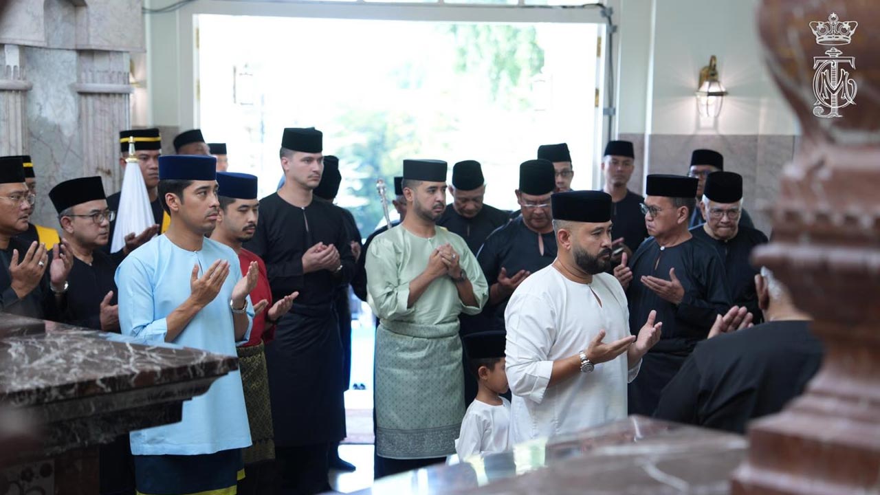 Hari Hol: Pemangku Sultan Johor berangkat ke Makam Diraja | Awani