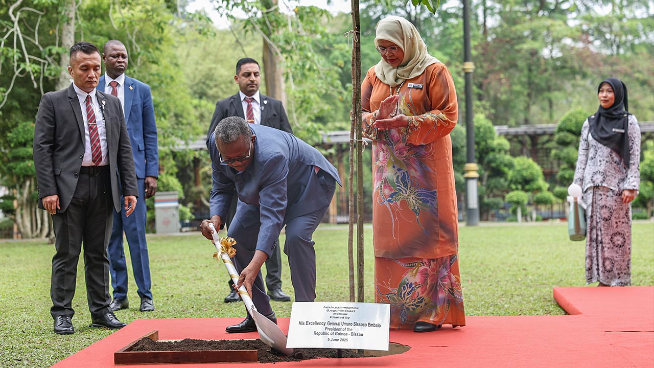 Presiden Guinea-Bissau tanam pokok Merbau di Taman Botani Perdana | Awani