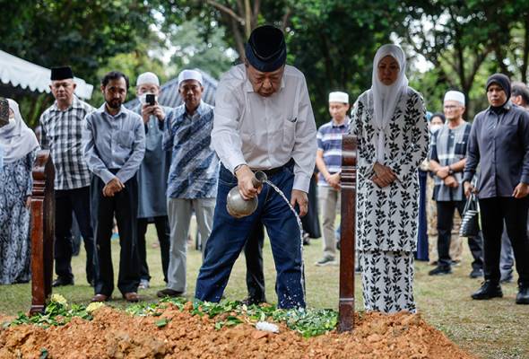 Jenazah Pro-Canselor Unisel, Dr Anuar Masduki selamat dikebumi | Awani
