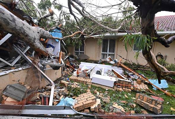 Australia tells thousands to evacuate as tropical cyclone Alfred nears ...