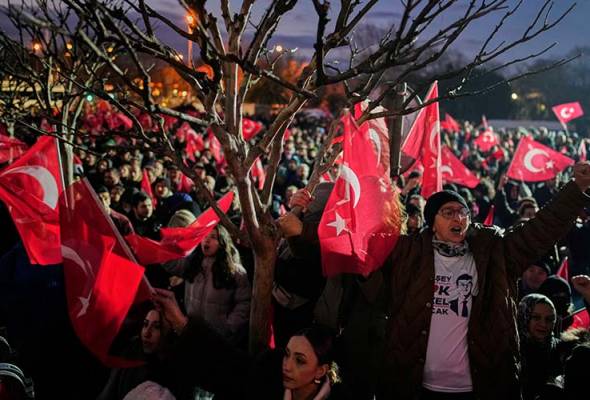 Rakyat Turkiye turun bantah penahanan Datuk Bandar Istanbul | Awani