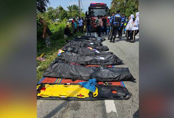 [TERKINI] 9 anggota FRU maut kemalangan dengan lori muatan kerikil | Awani