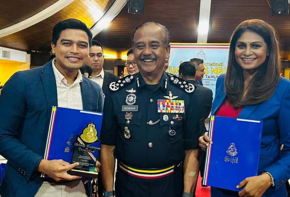 Dua wartawan Astro AWANI terima sijil penghargaan Ketua Polis Negara ...