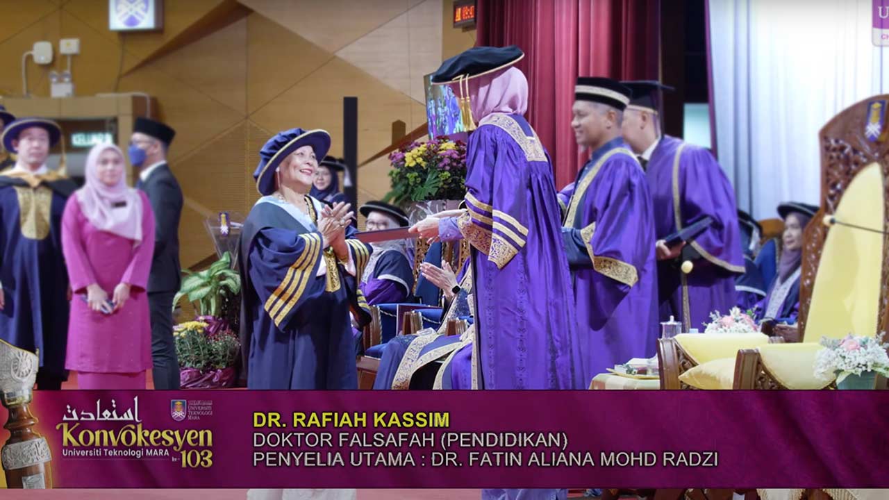 Nenek empat cucu tamat PhD pada usia emas | Awani