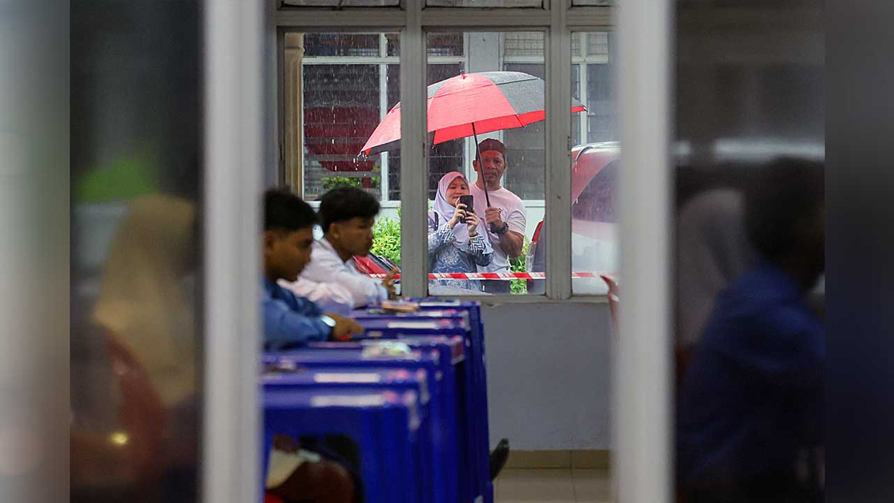 Hari pertama SPM 2025 penuh debaran, ibu sumber kekuatan calon | Awani