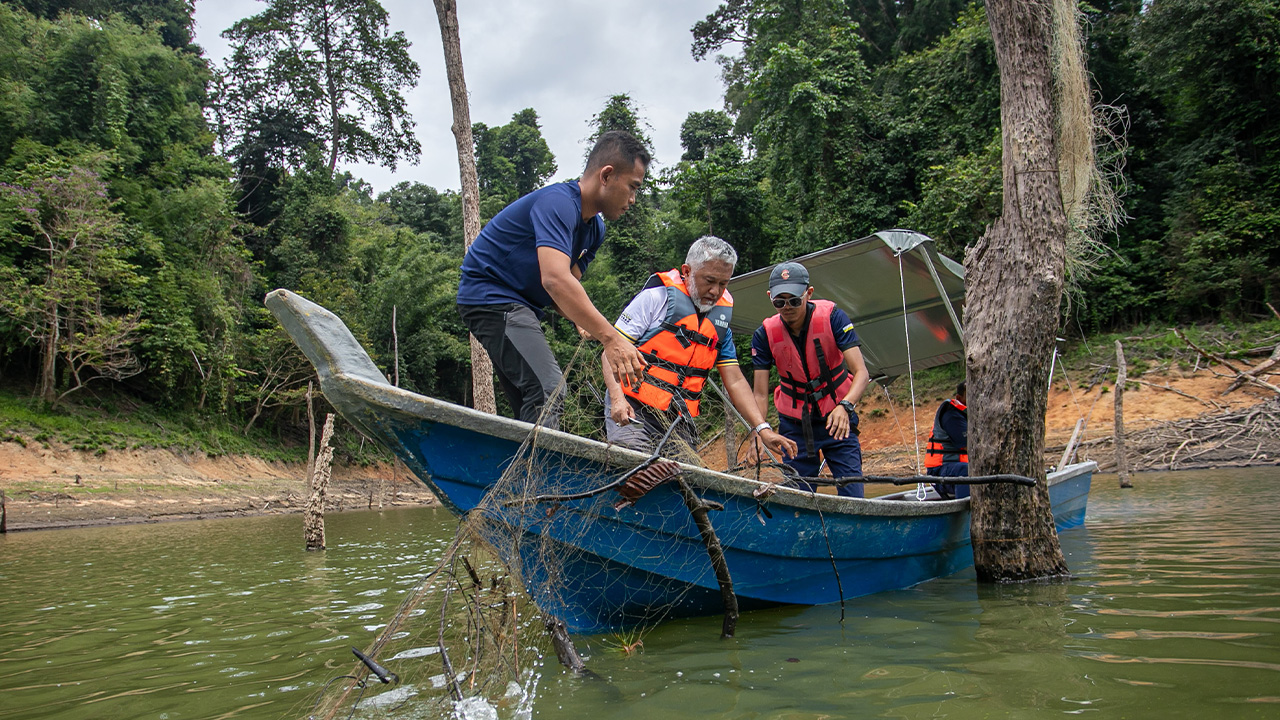 Jaring terbiar bahayakan keselamatan, imej Tasik Banding | Awani