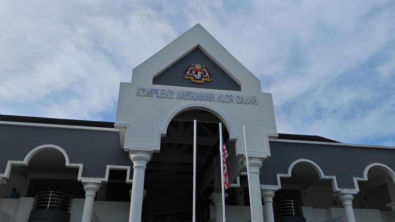 Rogol berkumpulan: Dua calon SPM didakwa, seorang mengaku salah | Awani