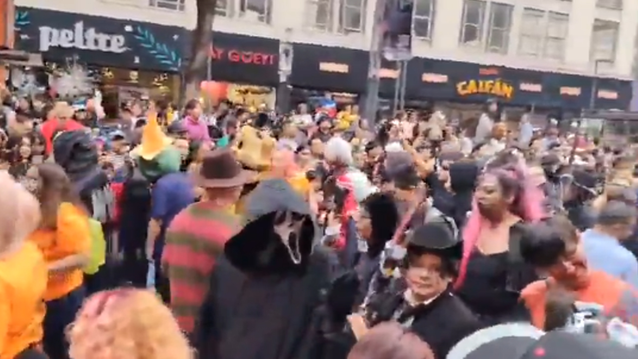 Ribuan sertai perarakan tahunan Zombie Walk di Mexico City | Awani