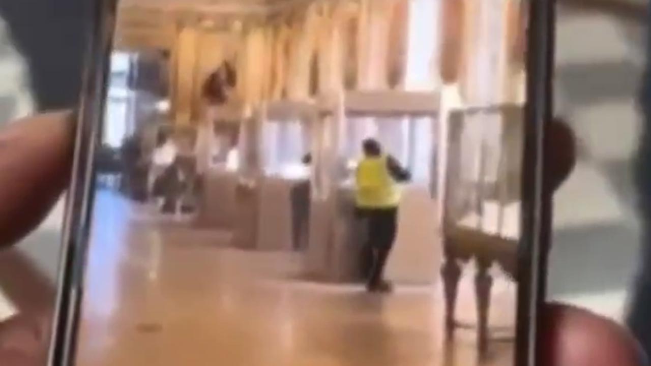 Rakaman telefon bimbit detik pencuri larikan permata diraja di Muzium ...