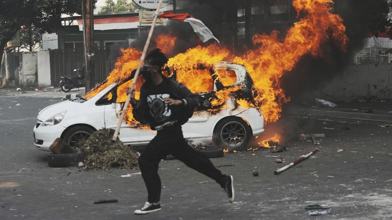 Rusuhan Indonesia: Polis Jakarta tahan 1,240 penunjuk perasaan | Awani