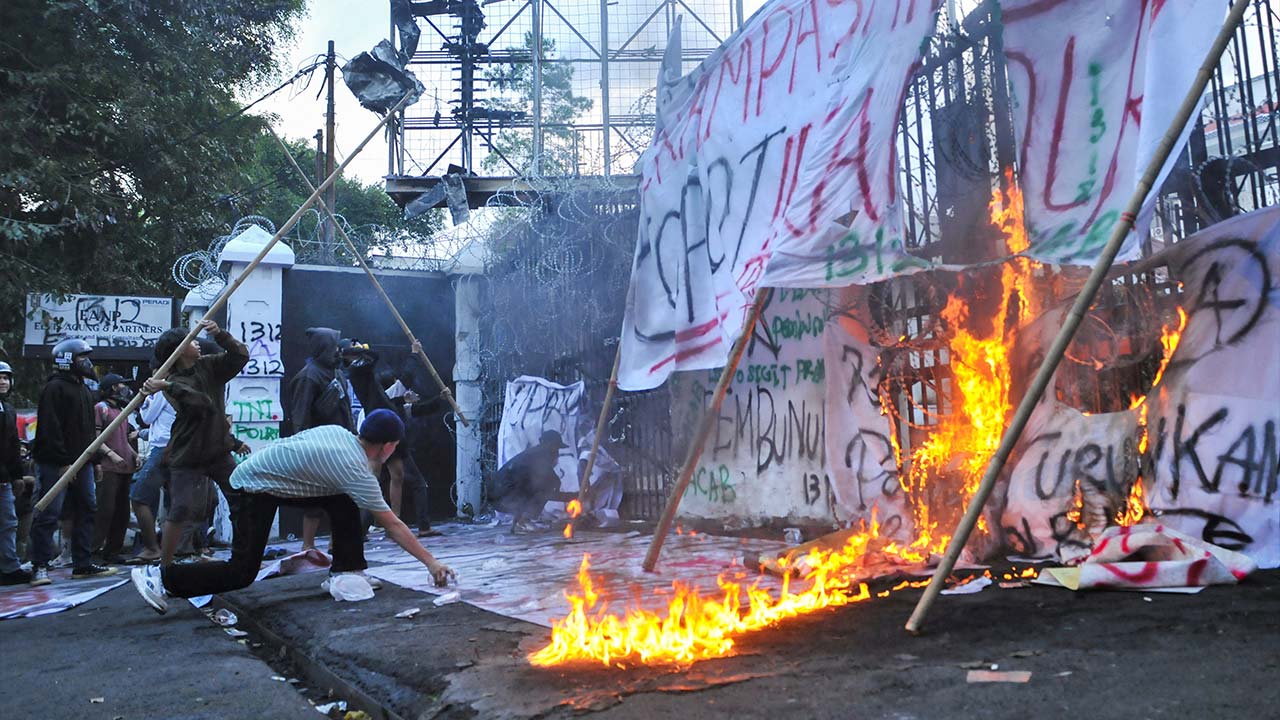 Rusuhan Indonesia: Jurang ekonomi, krisis kepercayaan punca utama ...