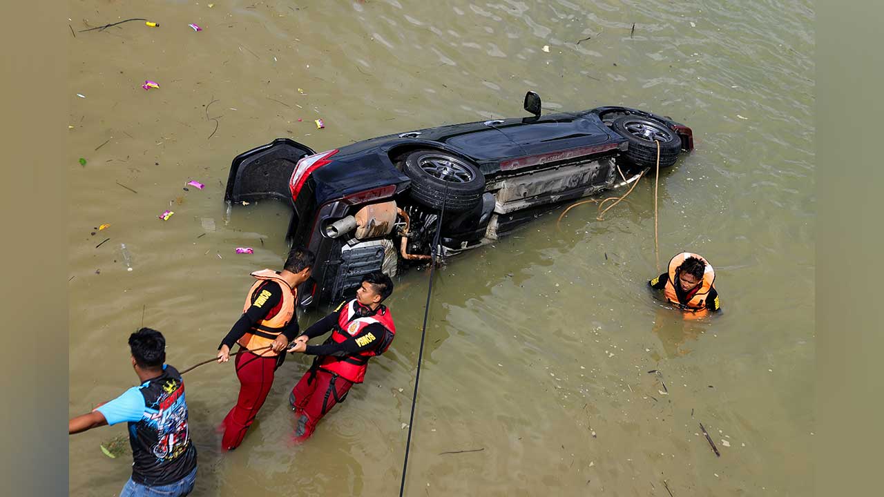 Kereta menggelongsor: Punca kematian dua beradik akibat lemas, tiada ...