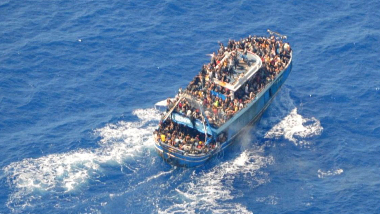 15 maut dalam perlanggaran kapal Pengawal Pantai Greece dengan bot ...