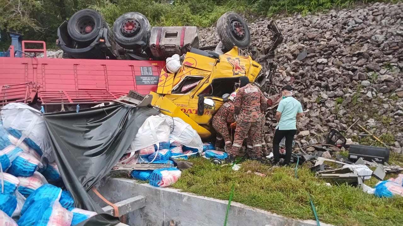 Kelindan treler maut nahas dua kenderaan berat di Lebuhraya Utara ...