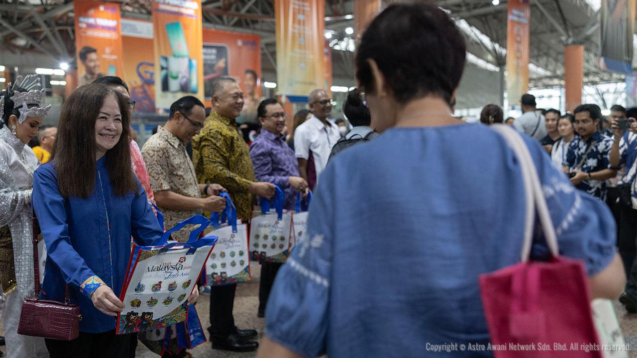 VM2026 di KL Sentral: Pelawat teruja terima cenderamata, akui rakyat ...