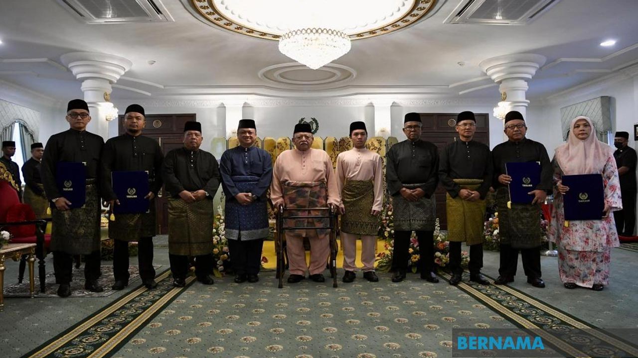 Politik Perlis: 4 ADUN Bersatu angkat sumpah Exco, MB pegang enam ...