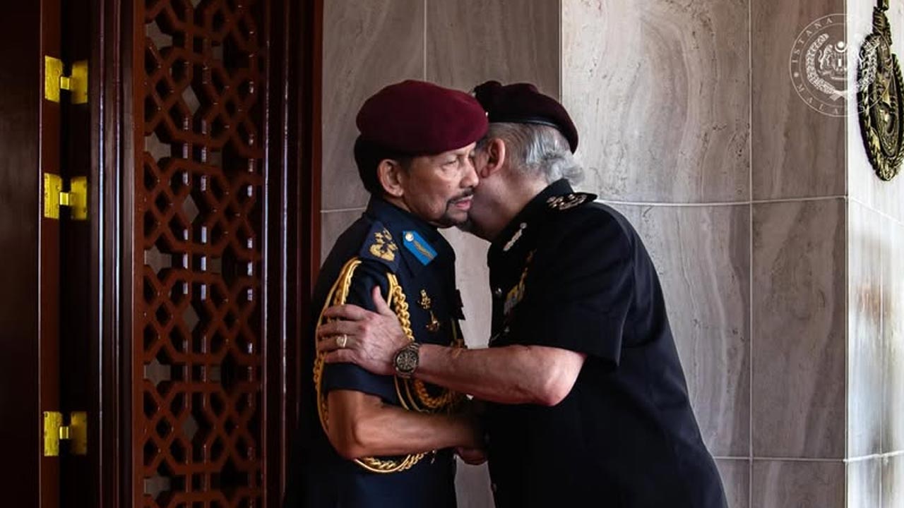 Pembedahan lutut: Sultan Ibrahim sembah ucap selamat kepada Sultan ...