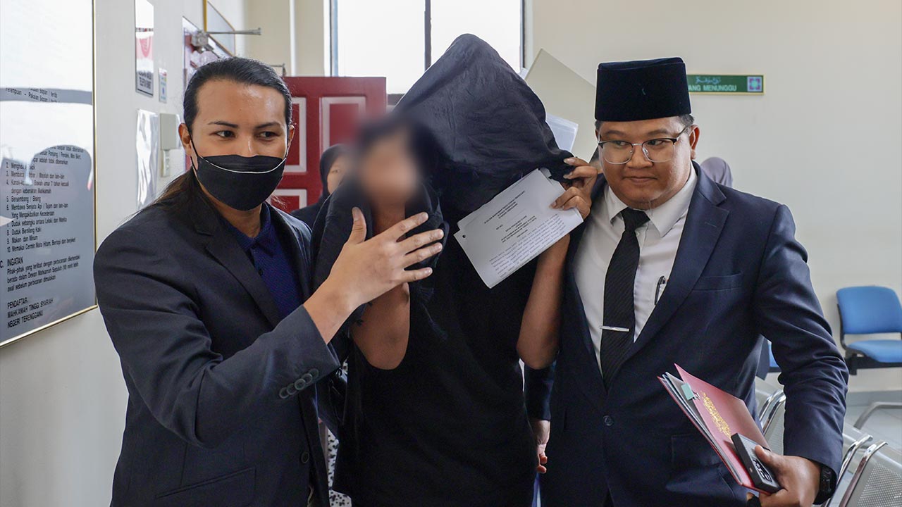 Jurujual lelaki didakwa berpakaian, berkelakuan seperti wanita di Kuala ...