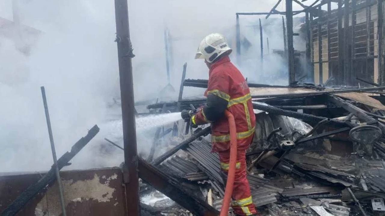 Dua rumah musnah dalam kebakaran di Ampang | Awani