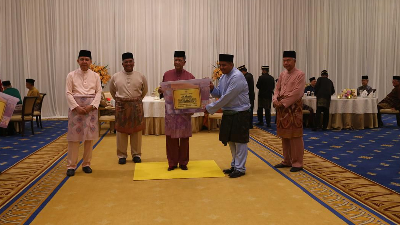 Sultan Kedah perkenan kurnia 1,200 kotak sumbangan | Awani