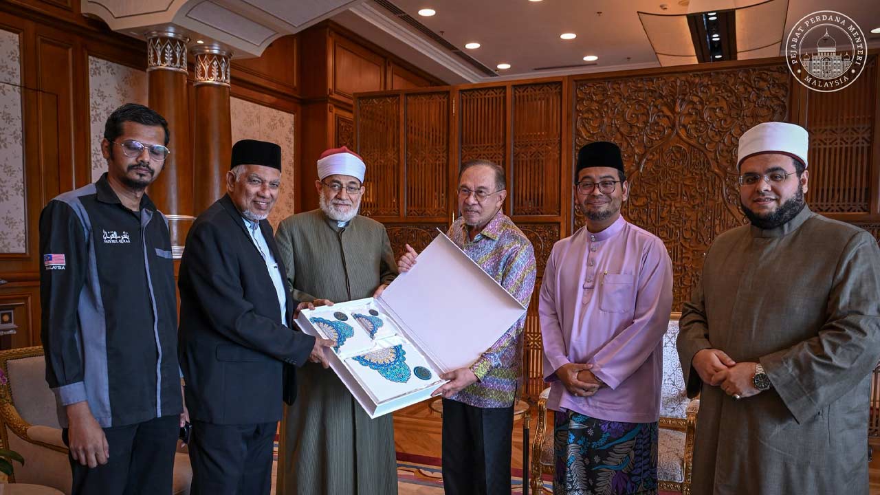 Anwar, bekas Ketua Umum Maqari' Mesir bertukar pandangan projek Mushaf ...