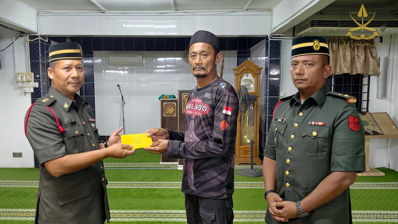 Sultan Pahang kurnia sumbangan kepada keluarga Prebet Muhammad Amirul ...