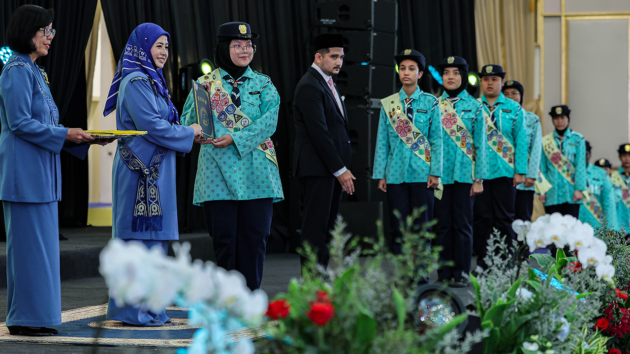 Raja Permaisuri Agong berkenan kurnia Sijil Pandu Puteri Raja | Awani