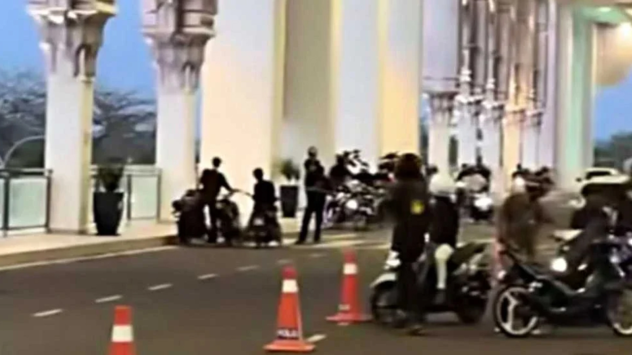 Aksi mat rempit di lapangan terbang Kota Bharu memalukan - Anthony Loke ...