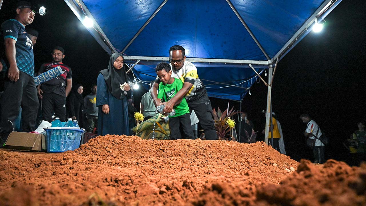 Jenazah Nur Izzati Humaira selamat dikebumikan | Awani